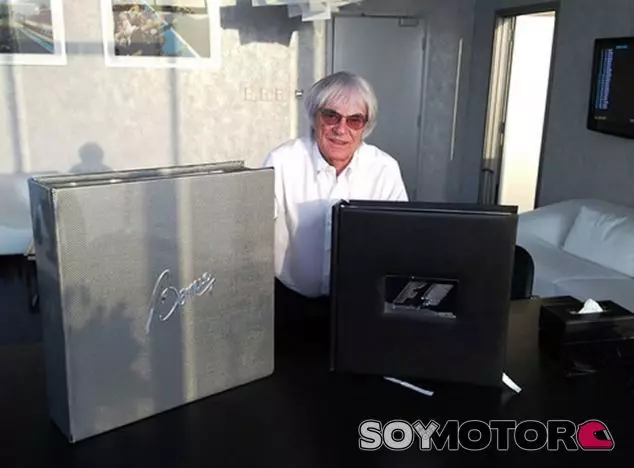 Bernie Ecclestone pose à côté de l'imposant Opus F1 : Le Bernie - LaF1