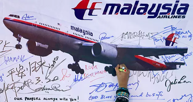 Il-Mercedes se tonora lill-vittmi tat-titjira MH370