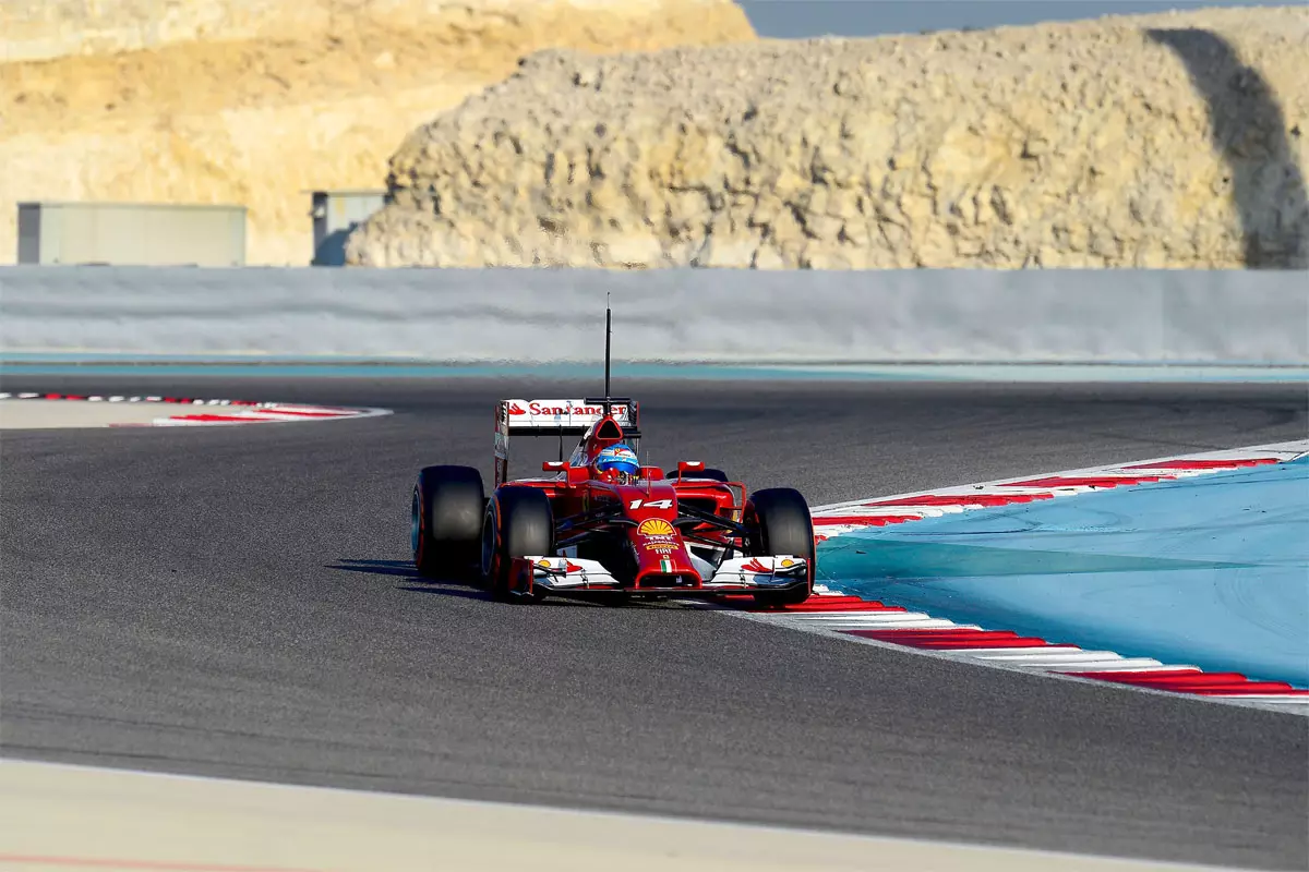 „Ferrari“ nuves F14 T į