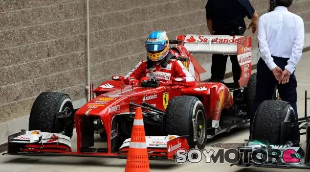 Fernando Alonso bij aankomst in het afgesloten park in Korea - LaF1