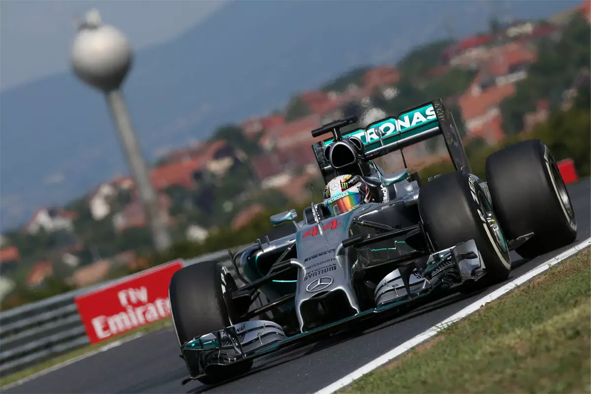 Mercedes memasang satu lagi W05 Hybrid untuk Hamilton