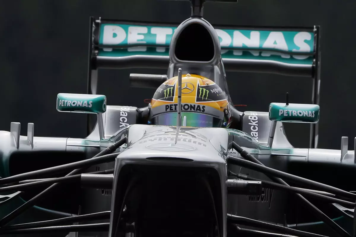 Hamiltons uzrāda ātrāko laiku Itālijas GP 1. brīvajos treniņos