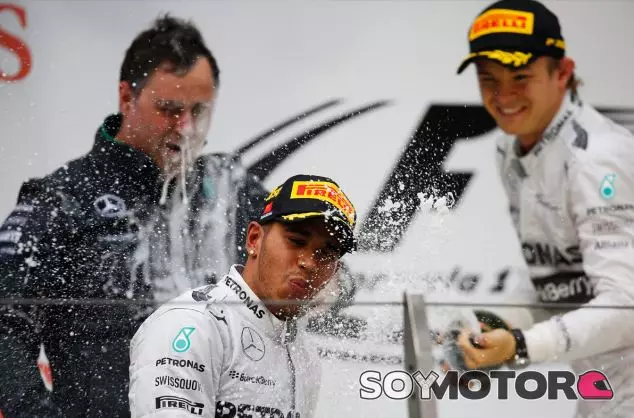 Lewis Hamilton kaj Nico Rosberg sur la podio en Ĉinio - LaF1