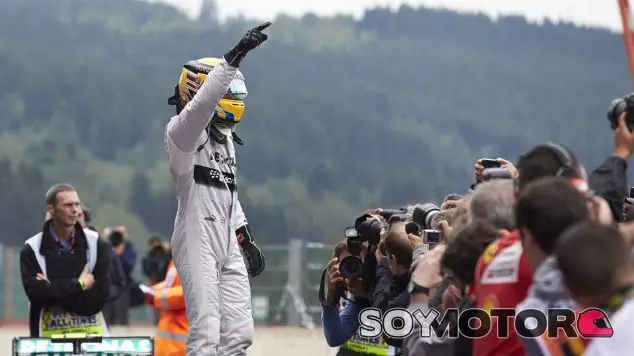 Lewisas Hamiltonas švenčia savo stulpo poziciją Spa - LaF1
