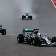 Nakonec musel Lewis do Mercedesu a zatím to s ním nedopadlo moc špatně - LaF1