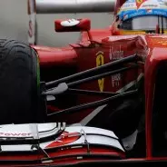 Fernando Alonso kun la Ferrari F138 kun tiraj bastonpendadoj - LaF1