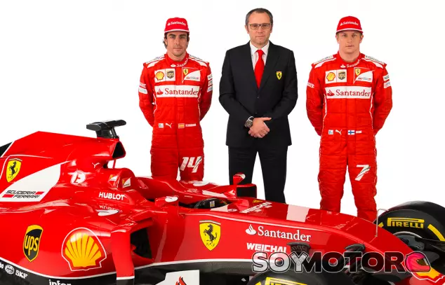 Stefano Domenicali chụp cùng những người lái xe của anh ấy và chiếc F14 T - LaF1